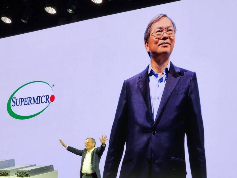 美超微CEO梁見後Computex 2024推動DLC直接液冷 黃仁勳驚喜登台助陣