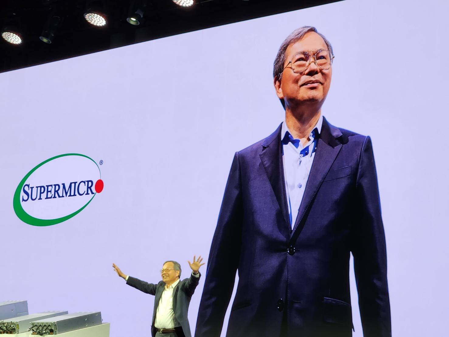 美超微CEO梁見後Computex 2024推動DLC直接液冷 黃仁勳驚喜登台助陣