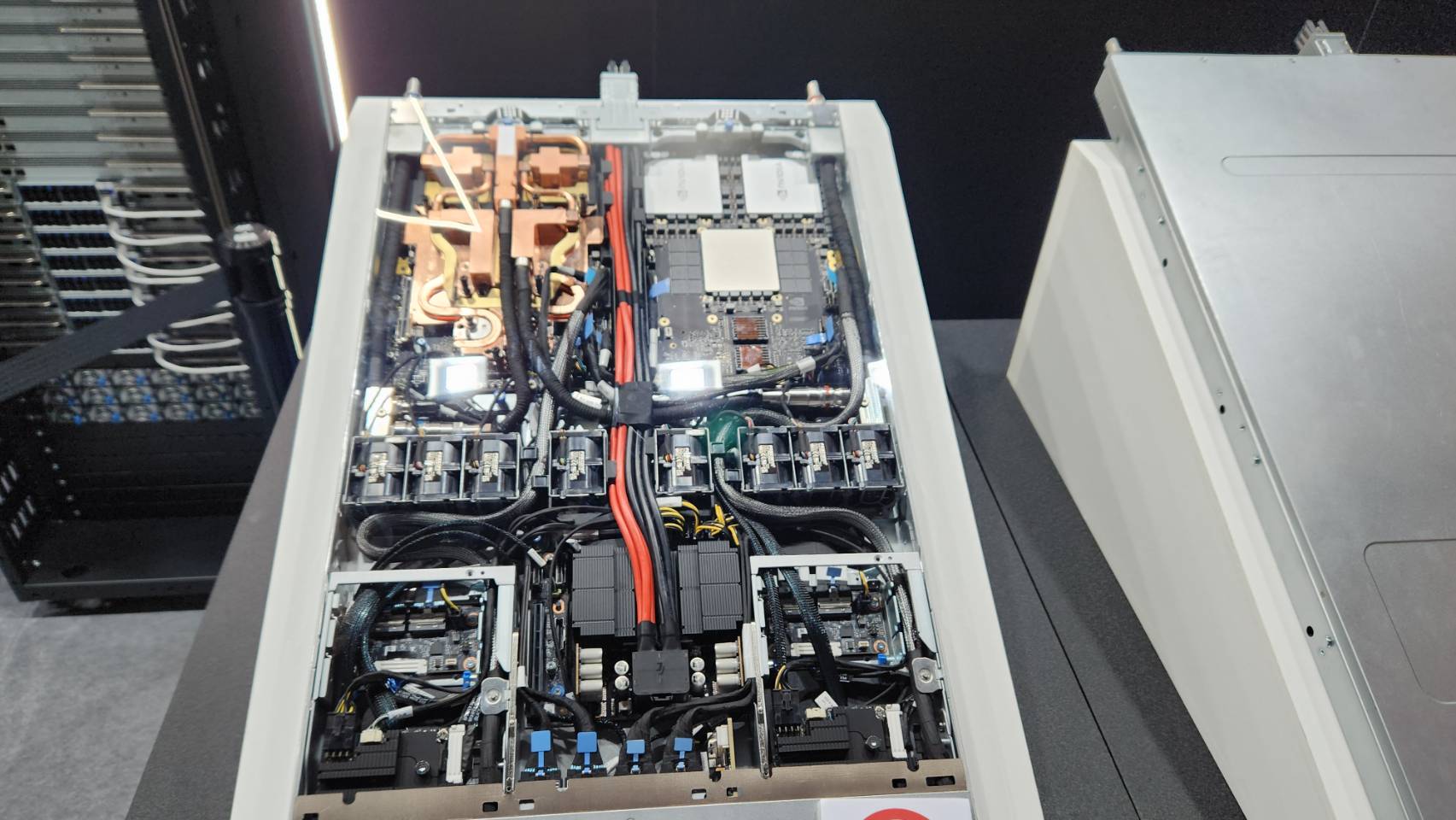 迎AI革命！GB200登鴻海科技日 劉揚偉：首家出貨輝達超級晶片