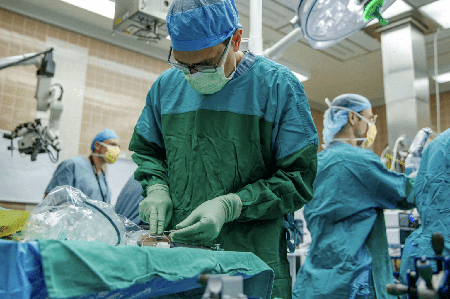 挑戰馬斯克Neuralink！腦機介面Paradromics晶片首度植入人體 瞄準失語症患者